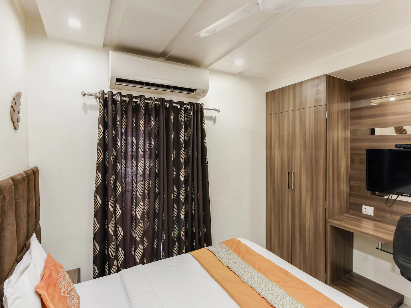 Hotel Ashish, Book Ahmedabad Hotels